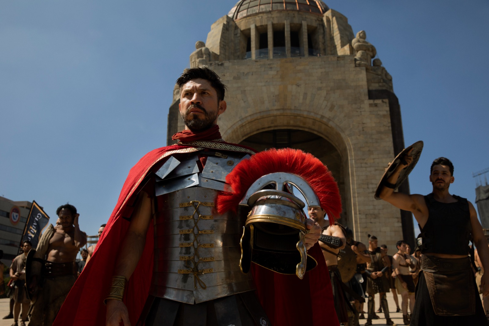 Oribe Peralta y su legión romana celebran "Gladiator II" en el corazón ...